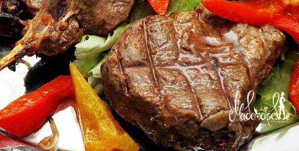 Mesna plata za troje - punjene pljeskavice sa sirom, pureći ražnjići sa ...