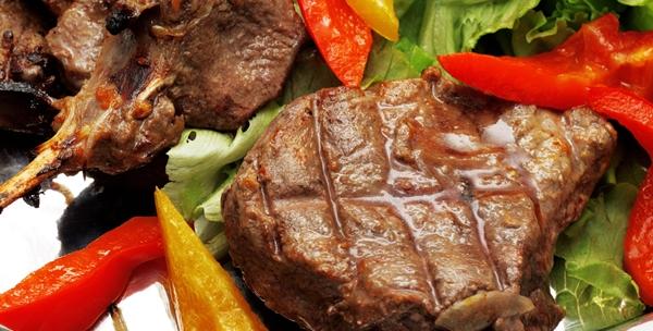 Miješano meso sa žara sa šampinjonima i prženim krumpirićima te 2 ...